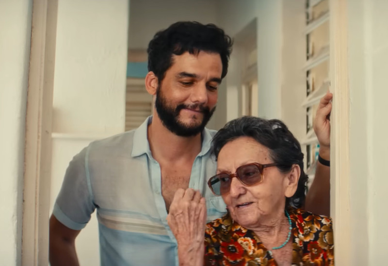 Atriz de “O Agente Secreto” volta a vender tapetes artesanais após o Oscar